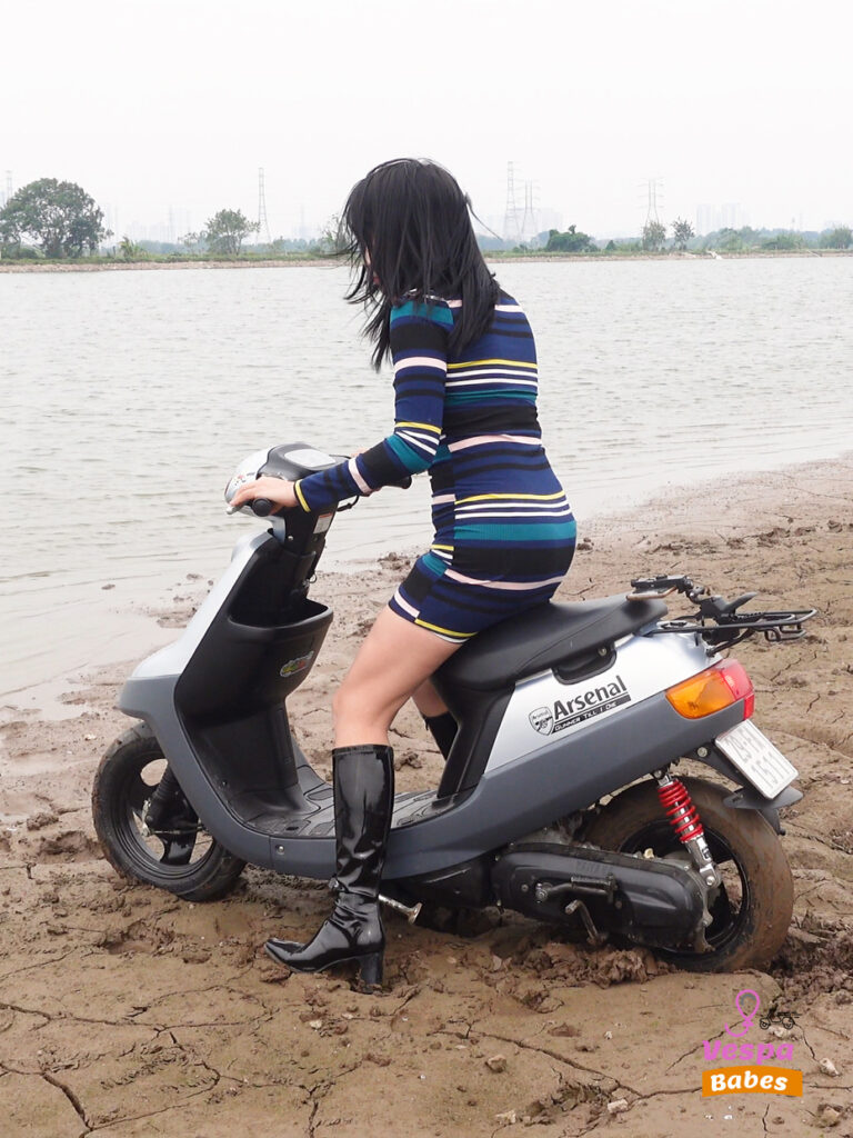 Scooter spins the wheel in the mud | 16 Minutes | 4k - Vespa Babes