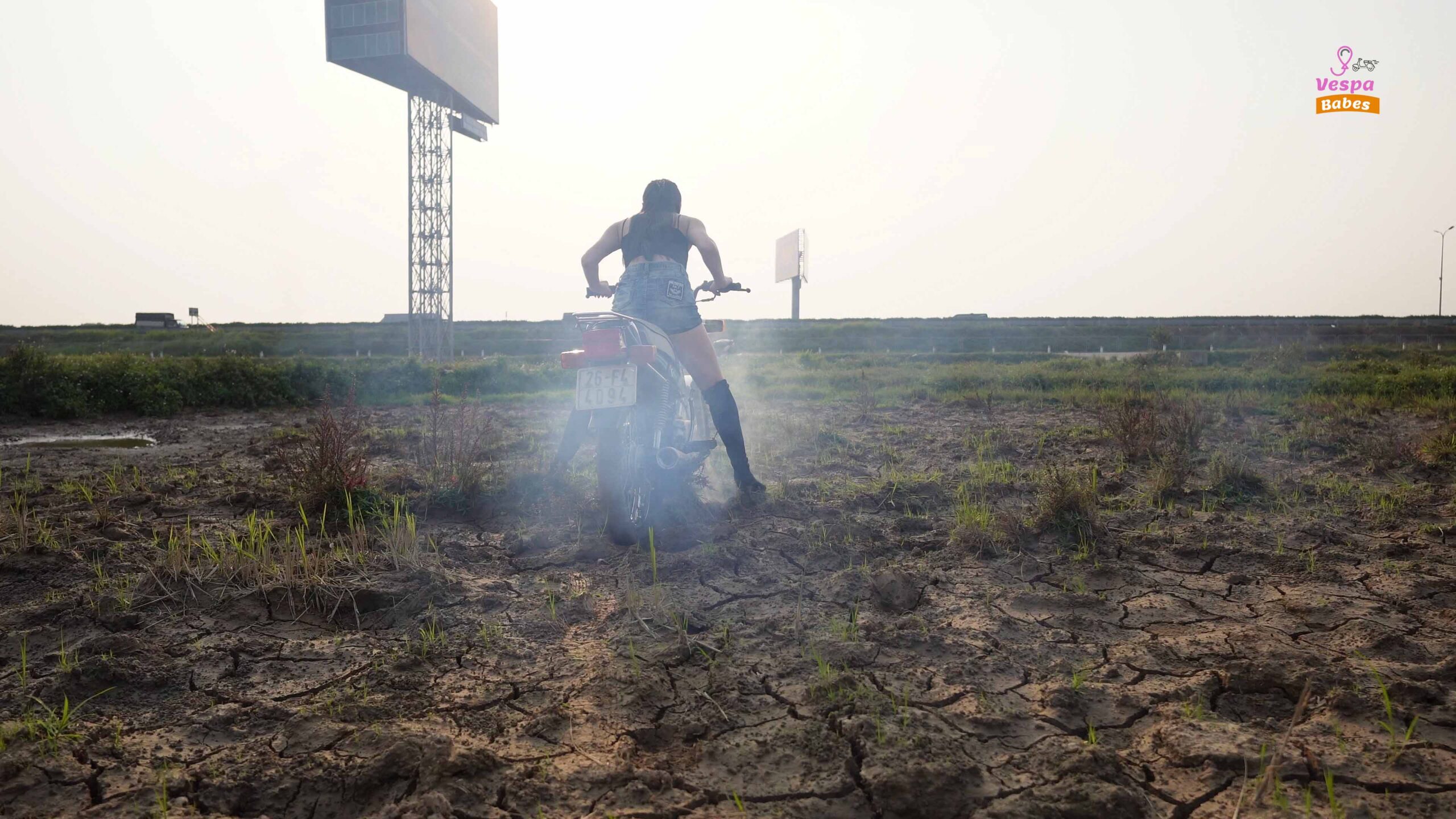 The girl was stuck in the mud | Stuck in mud | 19 Minutes - Vespa Babes