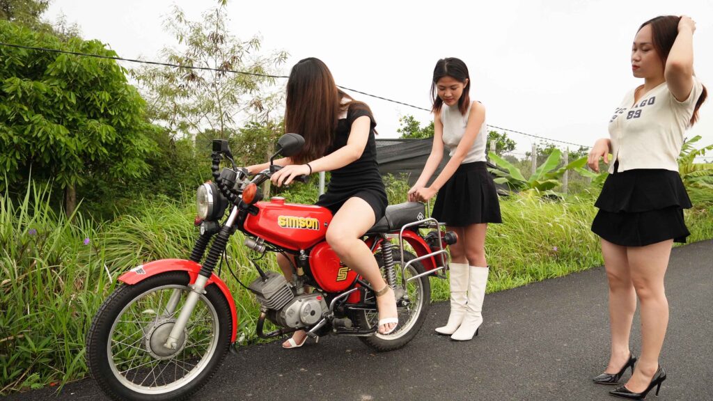 Three girls with simson motorbikes | kick kick kick| 13 Minutes - Vespa ...