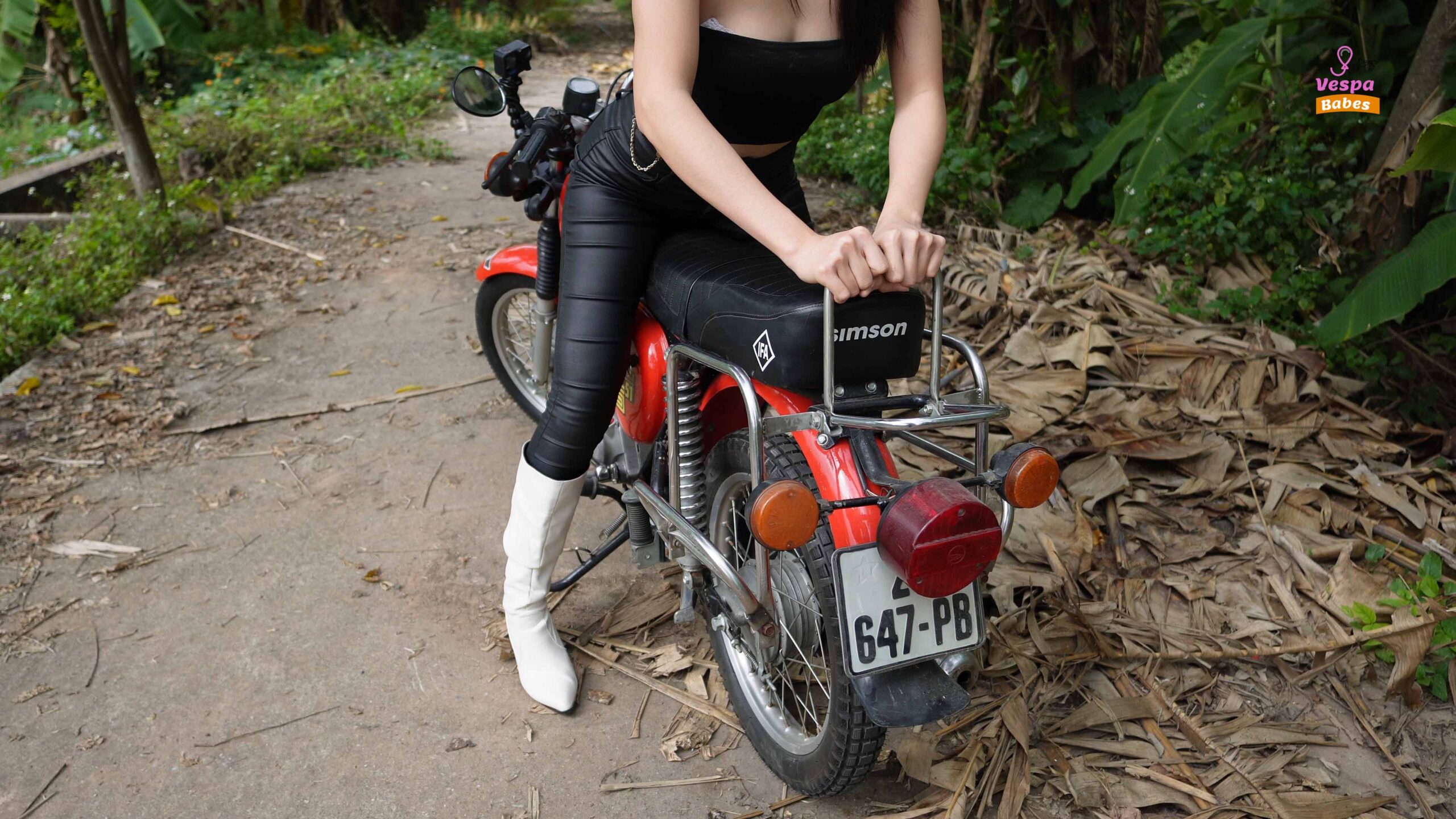 Girl revving simson motorbike | Revving | 16 Minutes - Vespa Babes