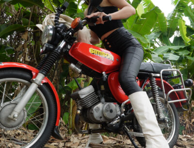 Girl revving simson motorbike | Revving | 16 Minutes - Vespa Babes